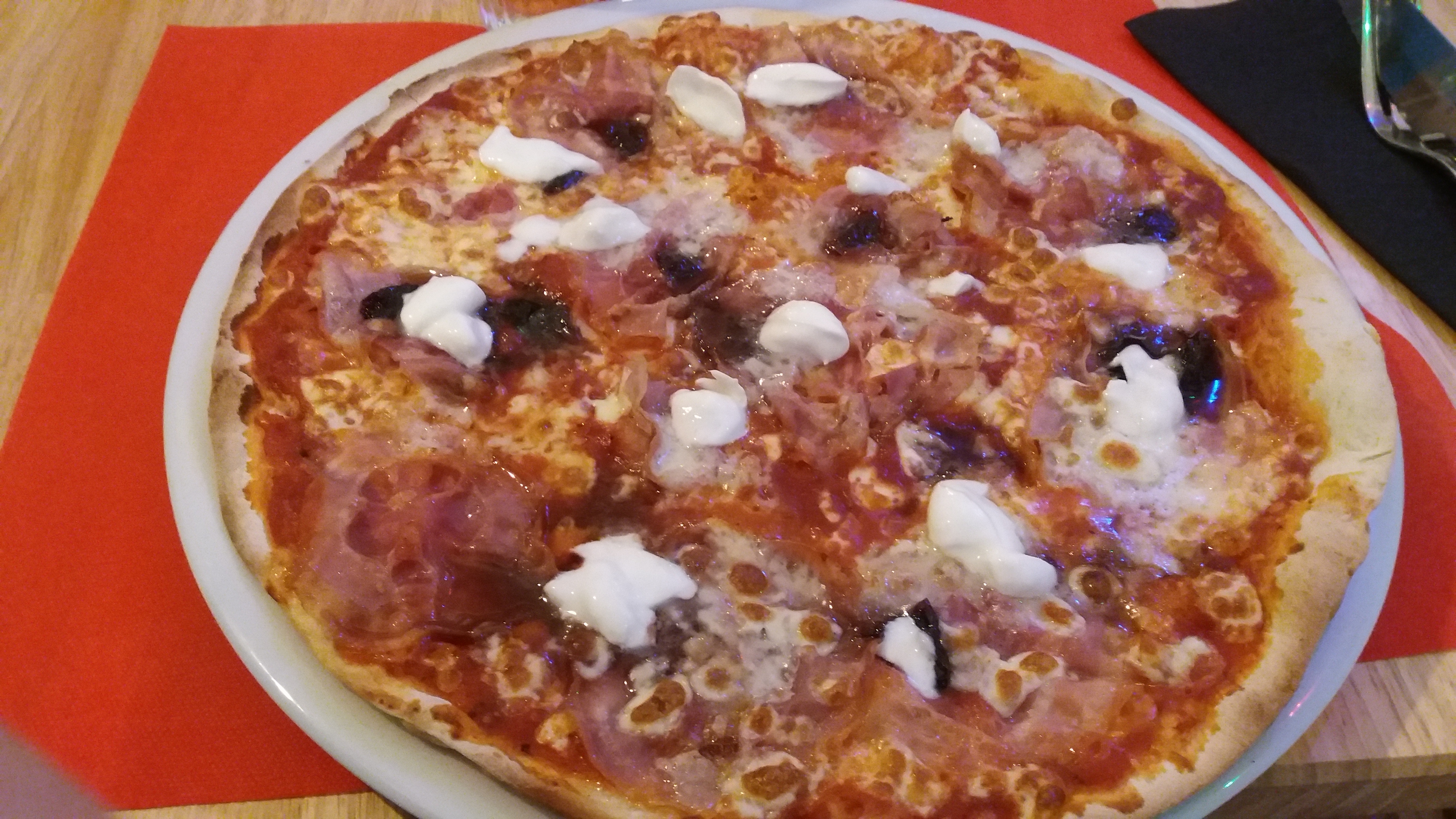 Pizza du chef à la figue, mozzarella et jambon | Mediahdf